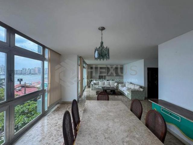 Apartamento frente mar com varanda vista mar na Praia das Pitangueiras, Guaruja