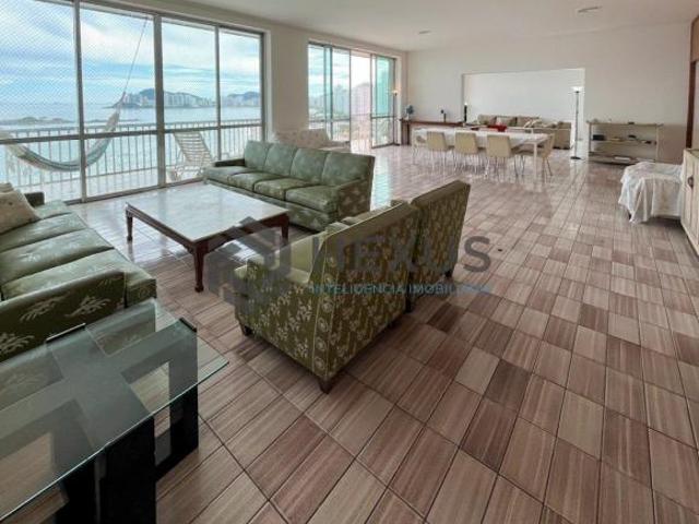 Apartamento frente mar com varanda vista mar na Praia das Pitangueiras, Guaruja