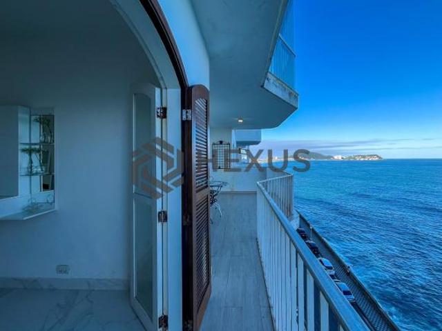 Apartamento frente mar com varanda vista mar nas Pitangueiras, Guarujá