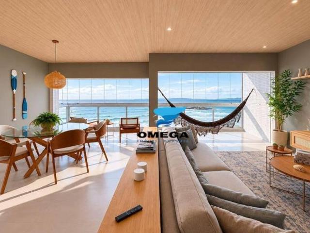 Apartamento frente mar reformado à venda na praia das Pitangueiras no Guarujá I Omega Imoveis