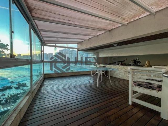 Apartamento frente mar reformado com com quintal e varanda na Praia das Pitangue