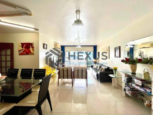 Apartamento frente mar reformado com varanda vista mar e lazer na Praia das Astu