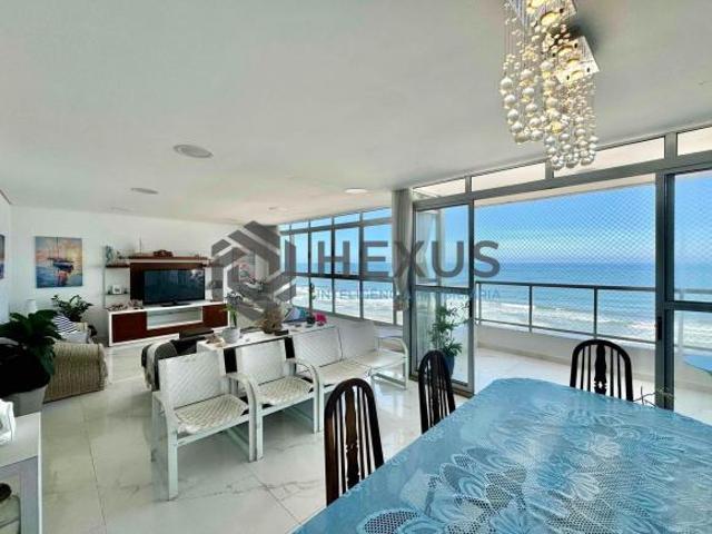 Apartamento frente mar reformado com varanda vista mar e lazer na Praia das Pita