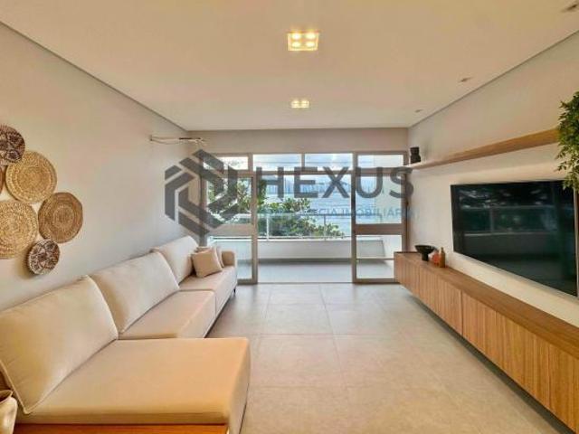 Apartamento frente mar reformado com varanda vista mar na Praia das Asturias, Gu