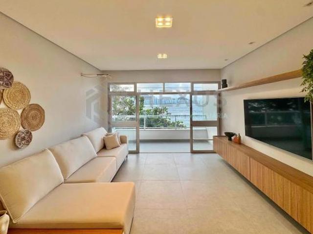 Apartamento frente mar reformado com varanda vista mar na Praia das Asturias, Guaruja