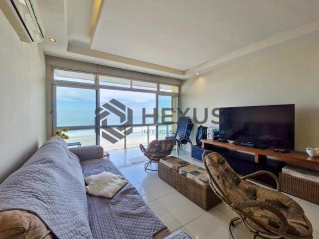 Apartamento frente mar reformado com varanda vista mar nas Pitangueiras, Guarujá