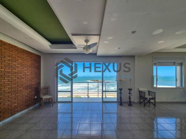 Apartamento frente mar reformado com varanda e lazer na Praia das Pitangueiras