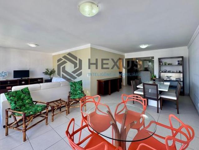 Apartamento frente mar reformado com varanda e lazer na Praia das Pitangueiras
