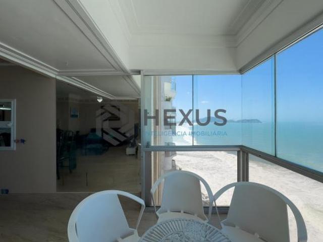 Apartamento frente mar reformado com varanda e vista mar na Praia das Pitangueir