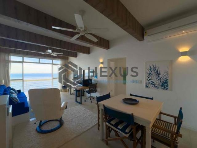 Apartamento frente mar reformado com varanda e vista mar na Praia das Pitangueir