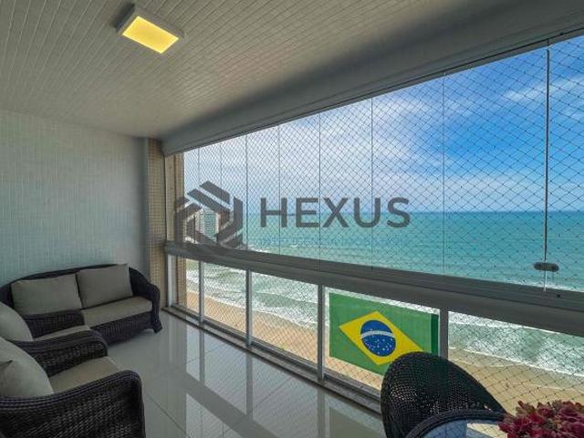Apartamento frente mar reformado com varanda e vista oceânica na Praia das Pitan