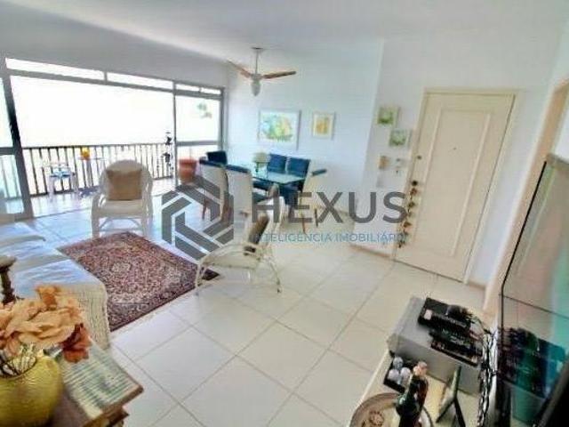 Apartamento frente mar reformado com varanda na Praia das Pitangueiras, Guaruja