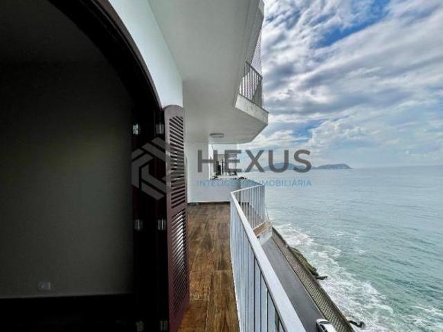 Apartamento frente mar reformado com varanda na Praia das Pitangueiras, Guaruja