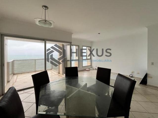 Apartamento frente mar reformado com varanda na Praia das Pitangueiras, Guaruja