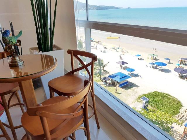 Apartamento frente mar 5 suites com ar 3 vagas garagem Meia Praia