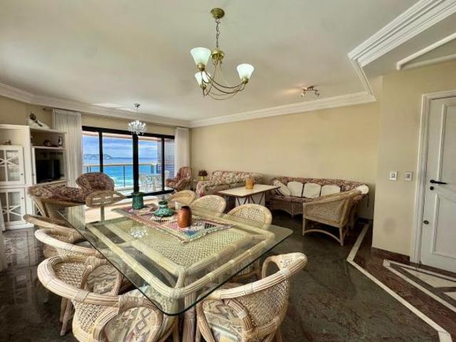 Apartamento frente total para a praia à Venda na Enseada no Guarujá | Qvista.