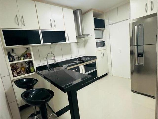 Apartamento funcional com 2 dormitórios, planejados na cozinha e sacada
