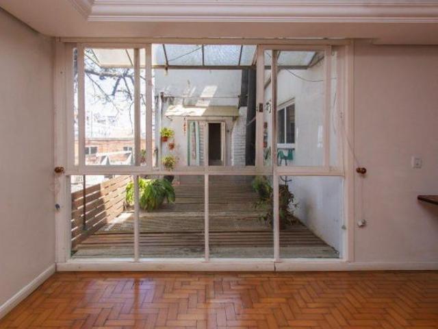 Apartamento garden, 3 dormitórios, 2 suítes, e 131m² privativos no Menino Deus