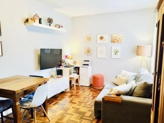 Apartamento Garden de 2 dormitórios com pátio e vaga