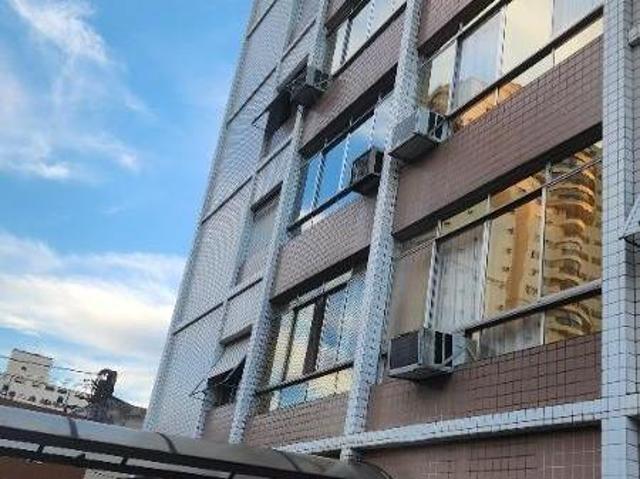 Apartamento grande, 3 Dormitórios com Suíte, na Pompéia. Apenas 1 quadra da praia, com todo Comércio