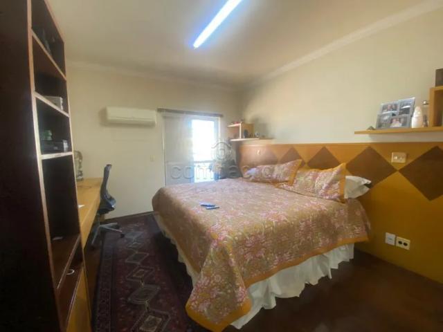 Apartamento Grande à Venda com 4 Quartos Edifício Antônio Gottschall
