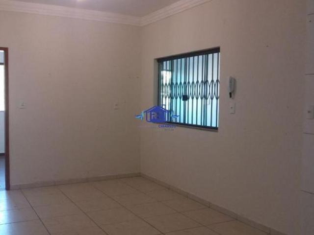 Apartamento grande e espaçoso com 113m², possui 03 quartos, sala, cozinha conjugada com copa, lavand