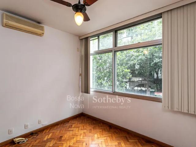 Apartamento iluminado com exclusividade e localização privilegiada no Leblon