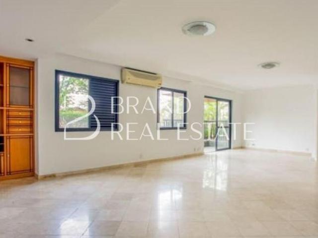 Apartamento iluminado, com vista permanente, localizado em Moema