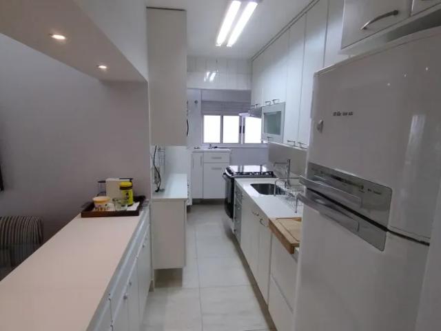 Apartamento impecável na parte nobre do bairro da Aclimação. 2 vagas de garagem demarcadas e depósit