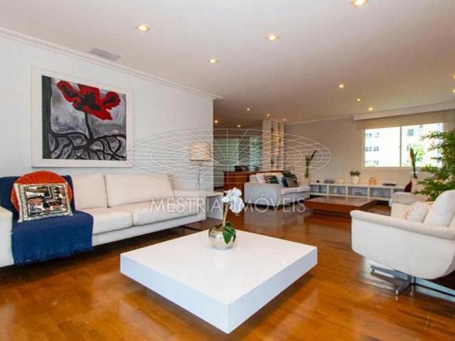Apartamento impecável com 184 m² | 3 vagas | Próximo ao shopping, colégios e faculdades!