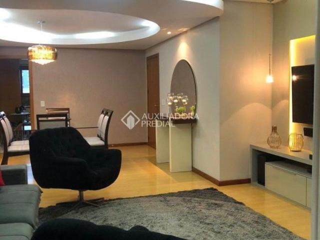 Apartamento impecável com 3 dormitórios, sendo 1 suíte com sacada fechada