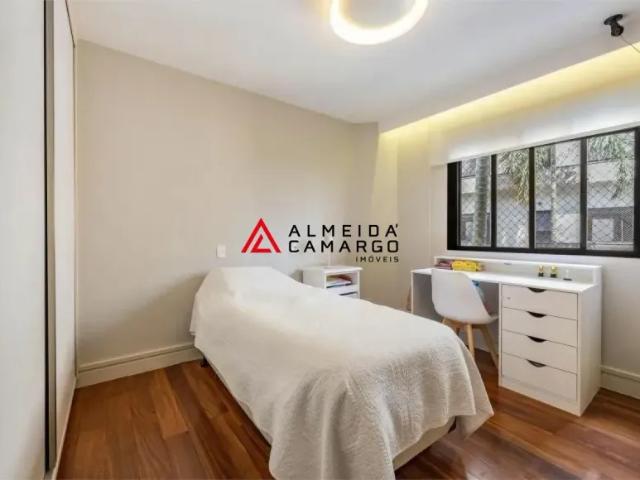 Apartamento Itaim Bibi 250m² 3 Suítes, 5 Banheiros, Sacada e 4 Vagas