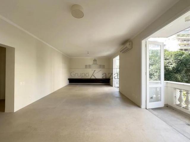 Apartamento Jardim América 3 Dormitórios 220m²