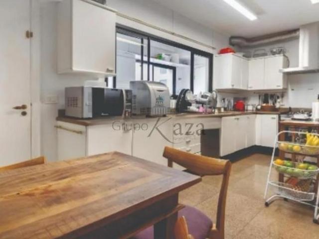 Apartamento Jardim Paulista 3 Suítes 242m²