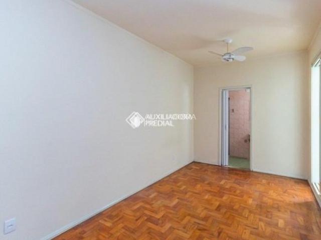 Apartamento JK com pátio no bairro Menino Deus, excelente localização