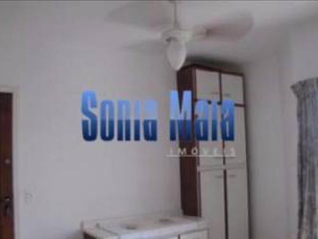 Apartamento kit net de frente para o mar com piscina