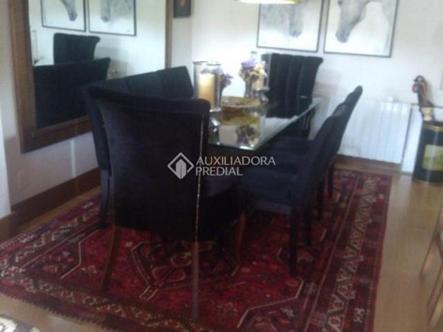 Apartamento lindamente decorado, sol, 3 dormitórios, garagem, no centro de Gramado