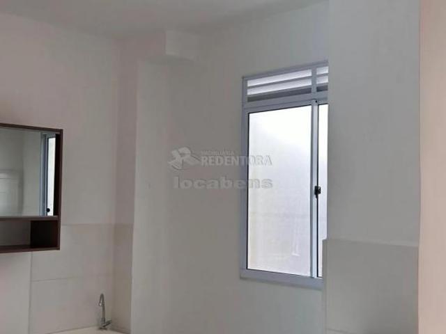 Apartamento localizado no condomínio Rio das Vertentes com sacada e portaria