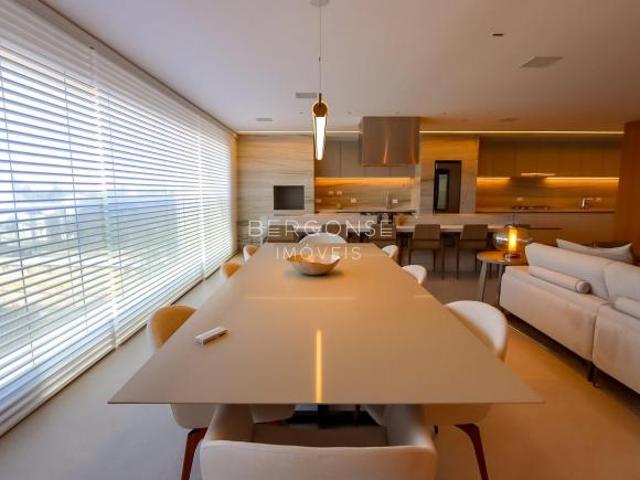 Apartamento localizado no Ecoville, em Curitiba, c