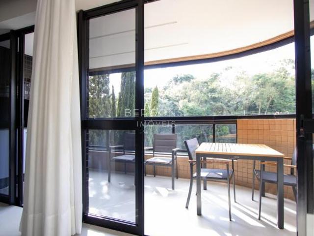 Apartamento localizado no Ecoville, em Curitiba, c
