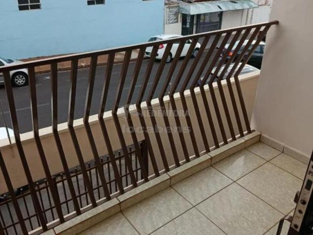 Apartamento localizado no Edifício Fabrícia com ventiladores e sacada