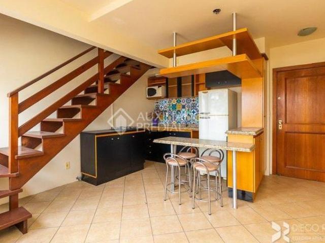 Apartamento loft de 1 dormitório desocupado com garagem no Petrópolis!