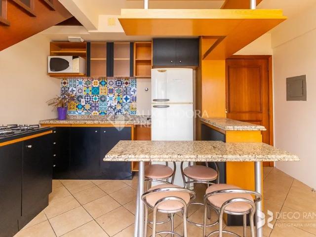 Apartamento loft de 1 dormitório desocupado com garagem no Petrópolis!