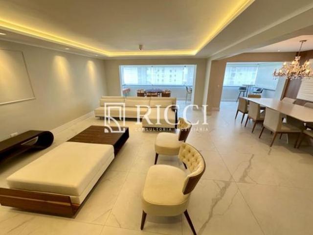 apartamento luxuoso com 3 suítes a uma quadra da praia