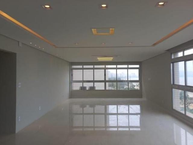Apartamento magnífico à venda, frente praia com uma vista em Santos