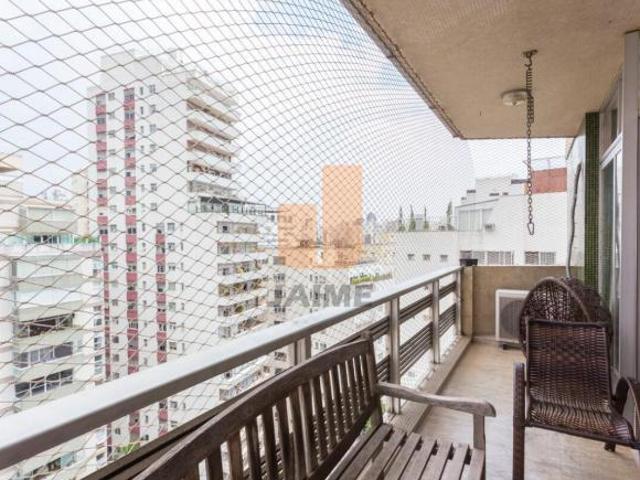 Apartamento maravilhoso com espaços generosos, andar alto com uma varanda ótima!