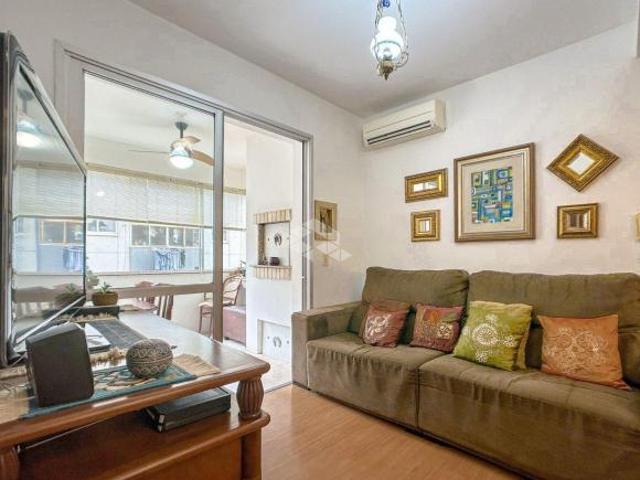Apartamento Menino Deus dois dormitórios com box, excelente conservação