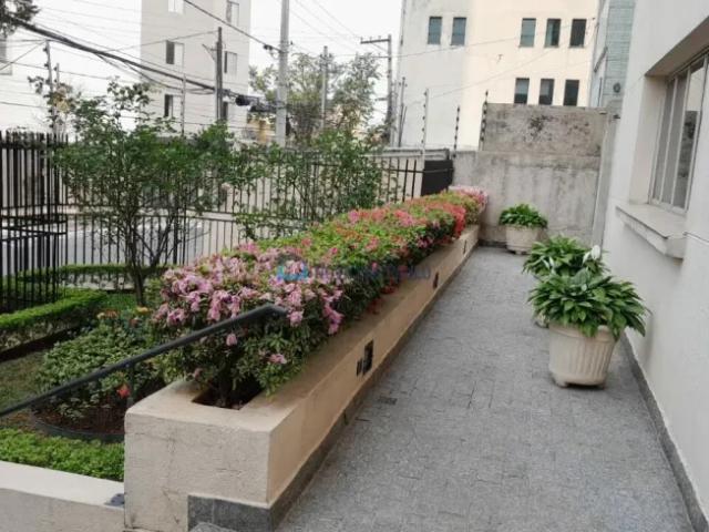 Apartamento metrô Praça da Árvore, vago, reformado, andar alto, frente, sacada, ensolarado