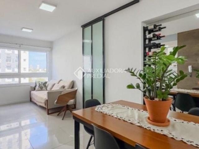 APARTAMENTO MOBILIADO 3 QUARTOS, 1 SUÍTE, VAGA DUPLA DE GARAGEM NO BAIRRO JARDIM LINDOIA EM POA