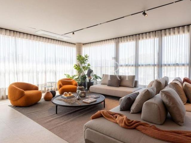 Apartamento mobiliado, 3 suítes, 3 vagas em prédio novo com lazer completo, no eixo mais desejado do